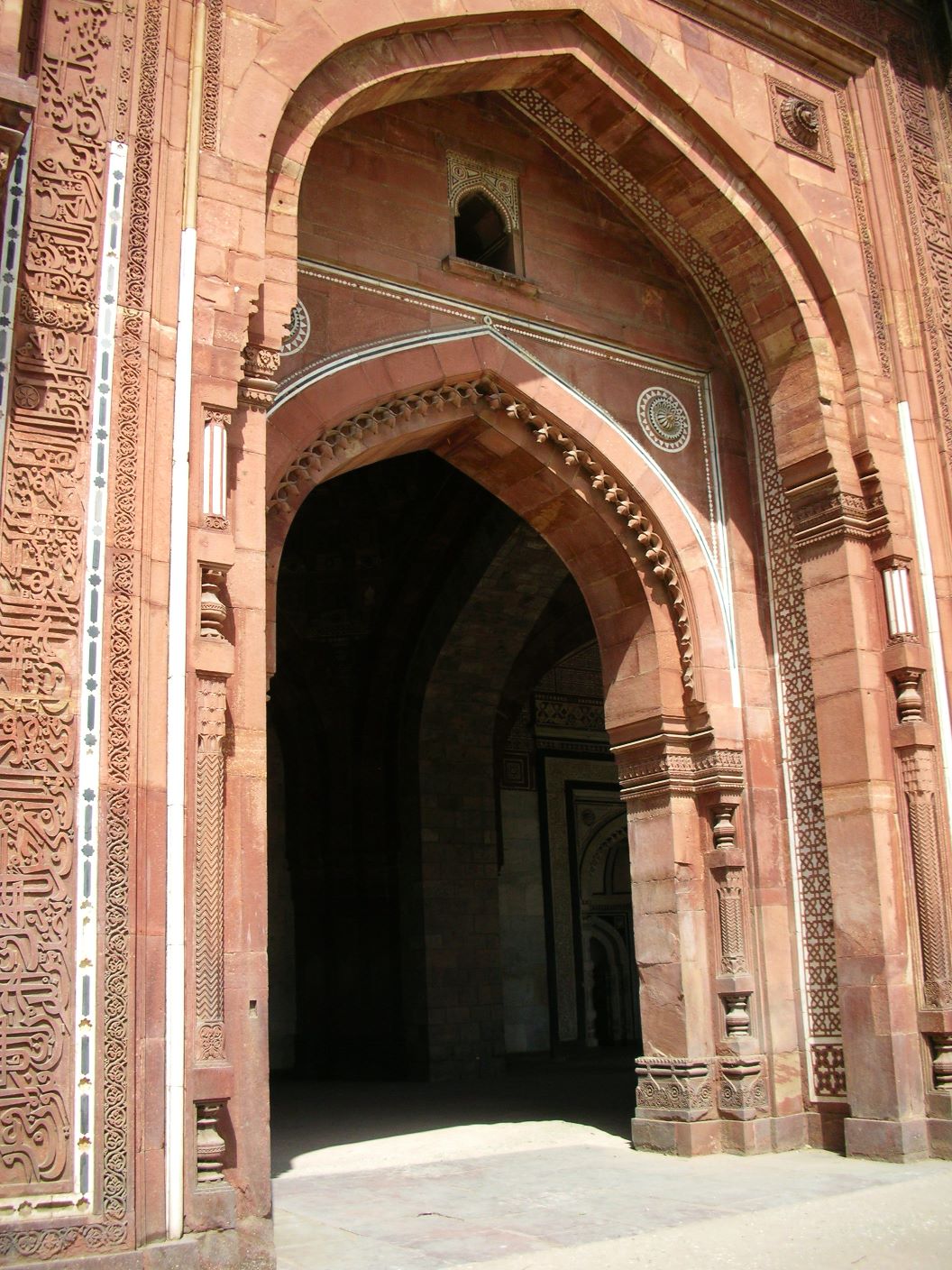 Qila-e-Kohna: The Mosque in the Old Fort | Dustedoff
